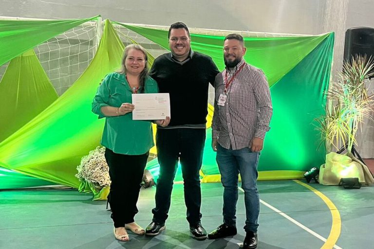 FAQI recebe certificado por projeto voltado à estudantes do Ensino Médio